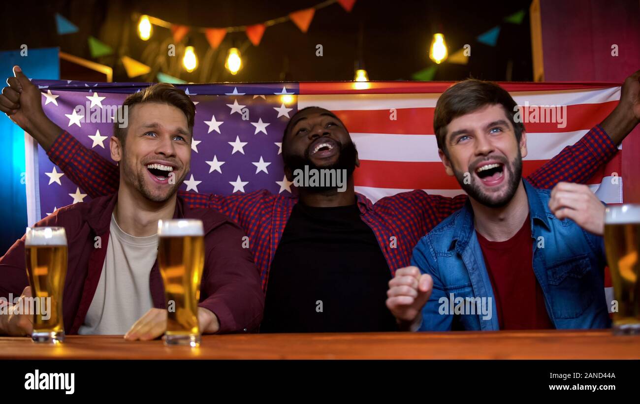 Spectators sports pub hi-res stock photography and images - Alamy