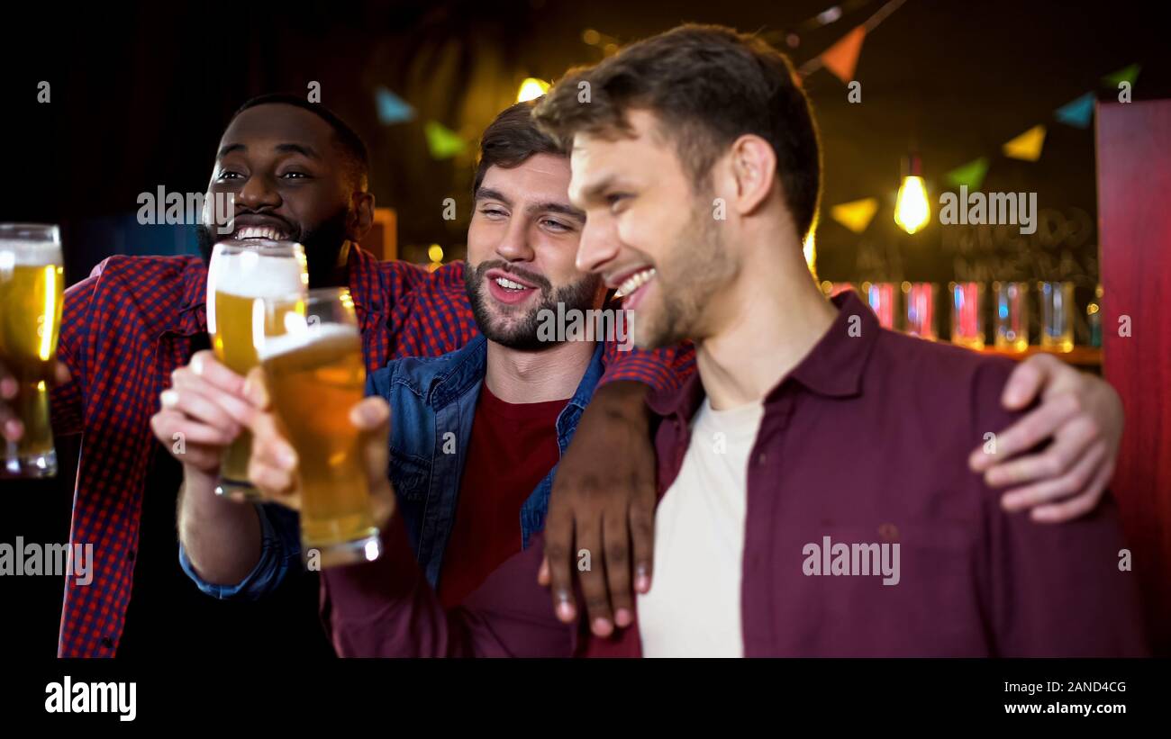 Drunk men friends bar hi-res stock photography and images - Alamy