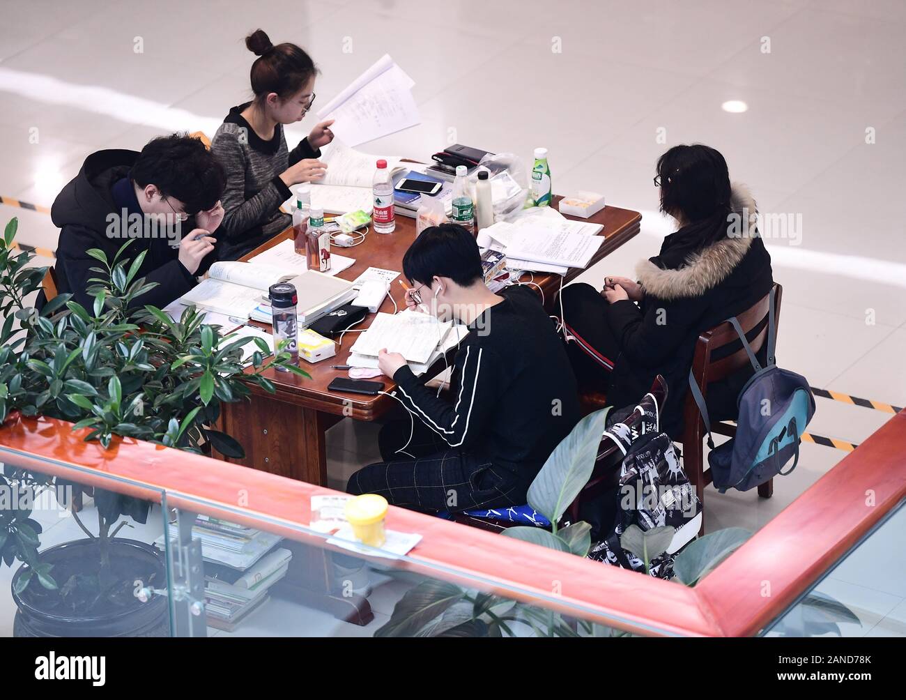 Applicants study at the library of Shenyang Agricultural University for ...