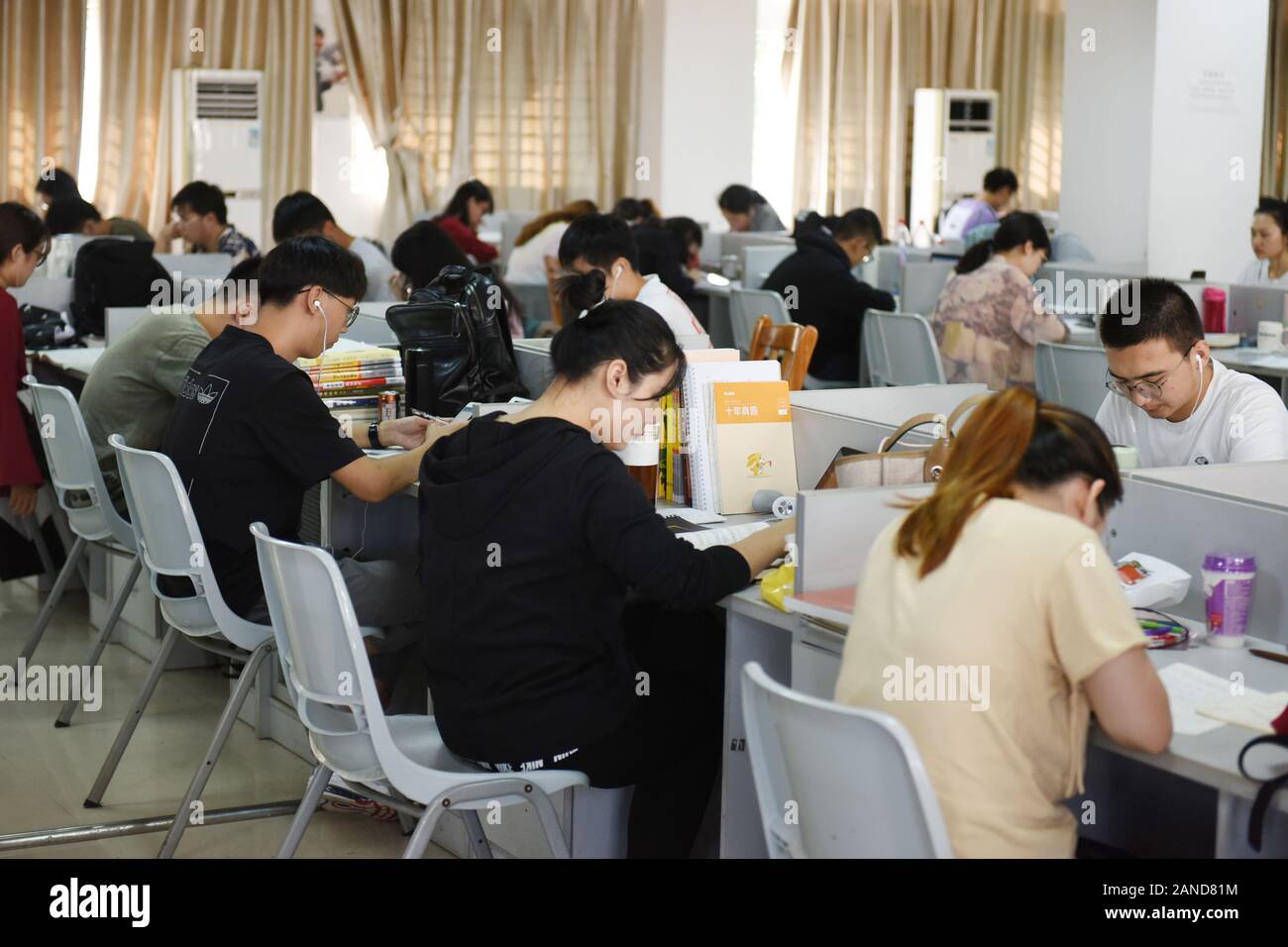 Applicants study at the library of Shenyang Agricultural University for ...