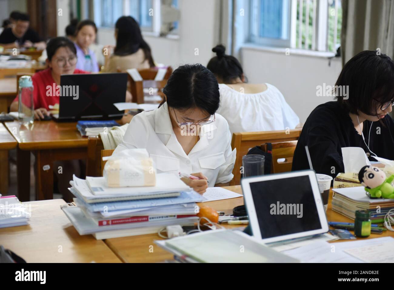 Applicants study at the library of Shenyang Agricultural University for ...