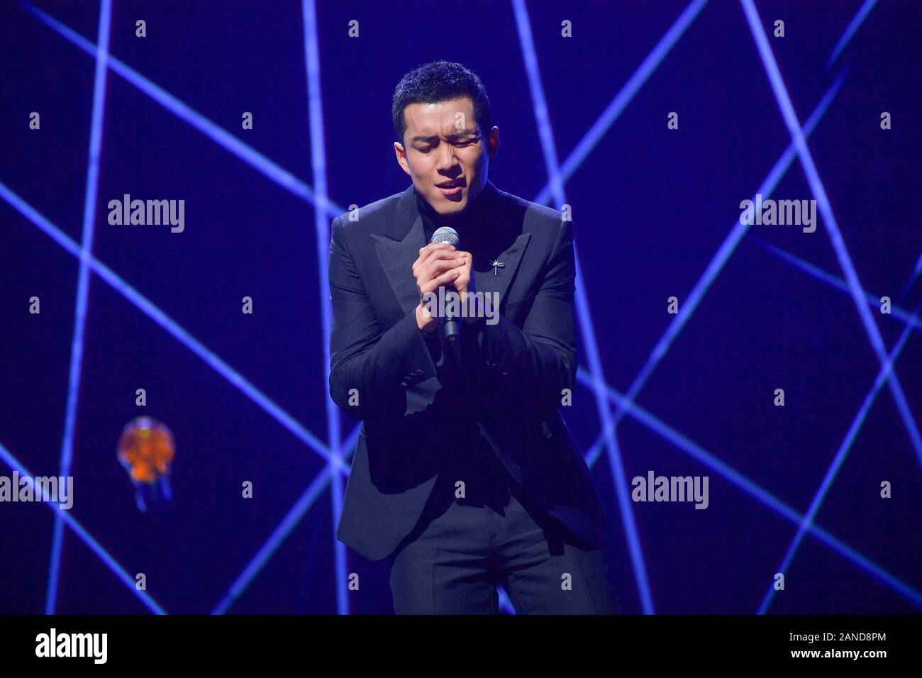 --FILE--Chinese actor Han Dongjun, also known as Elvis Han, sings at ...