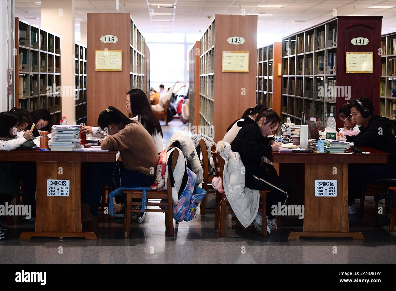 Applicants study at the library of Shenyang Agricultural University for ...