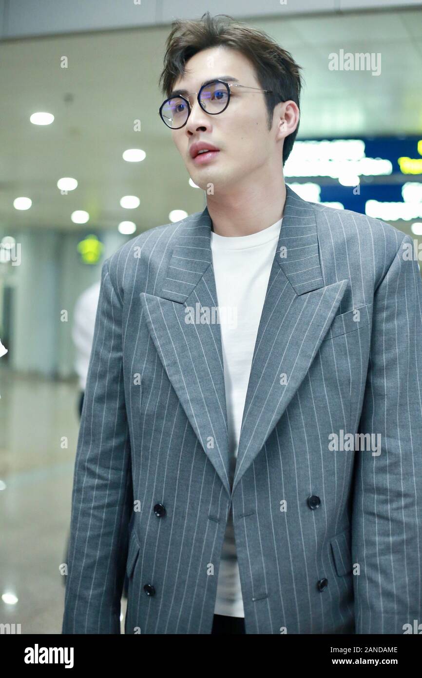--FILE--Chinese actor Zhang Binbin, also known as Vin Zhang, talks with ...
