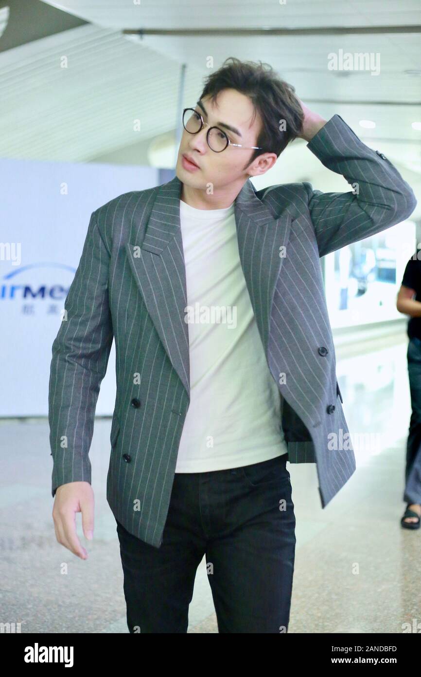 --FILE--Chinese actor Zhang Binbin, also known as Vin Zhang, talks with ...