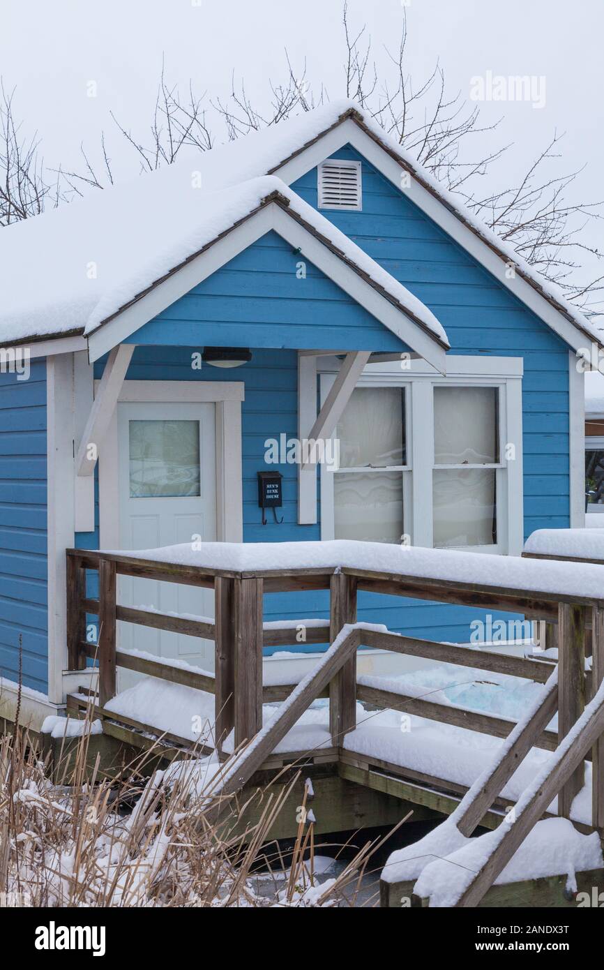White house blue trim hi-res stock photography and images - Alamy