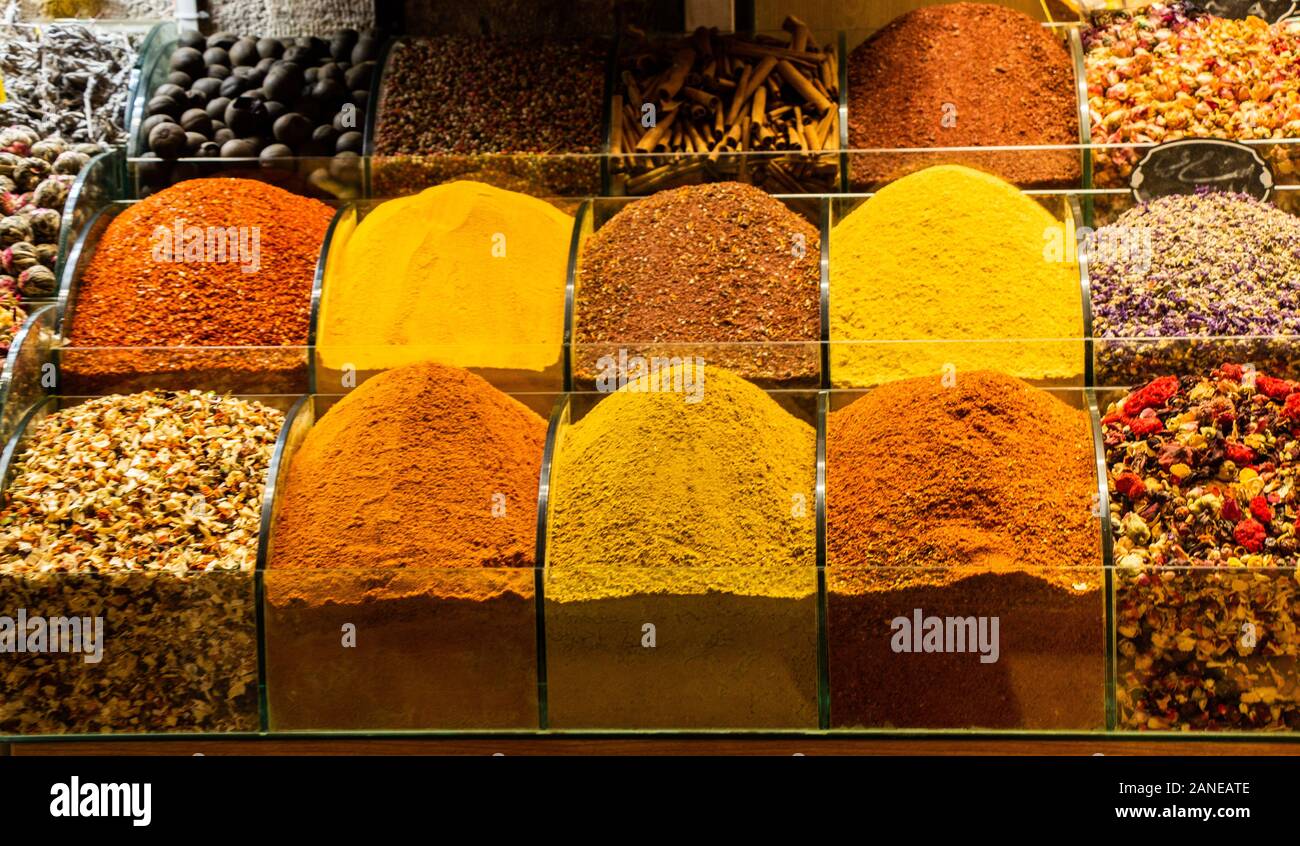 Oriental colorful spices in a traditional Turkish Spice Bazaar Stock ...