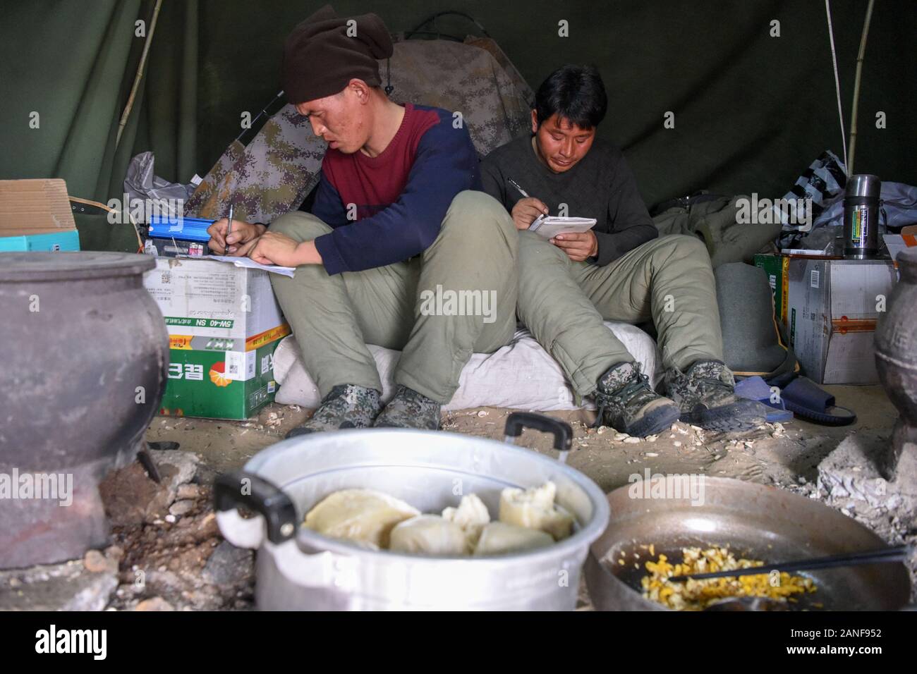 (200117) -- XAYAR, Jan. 17, 2020 (Xinhua) -- Workers record key ...