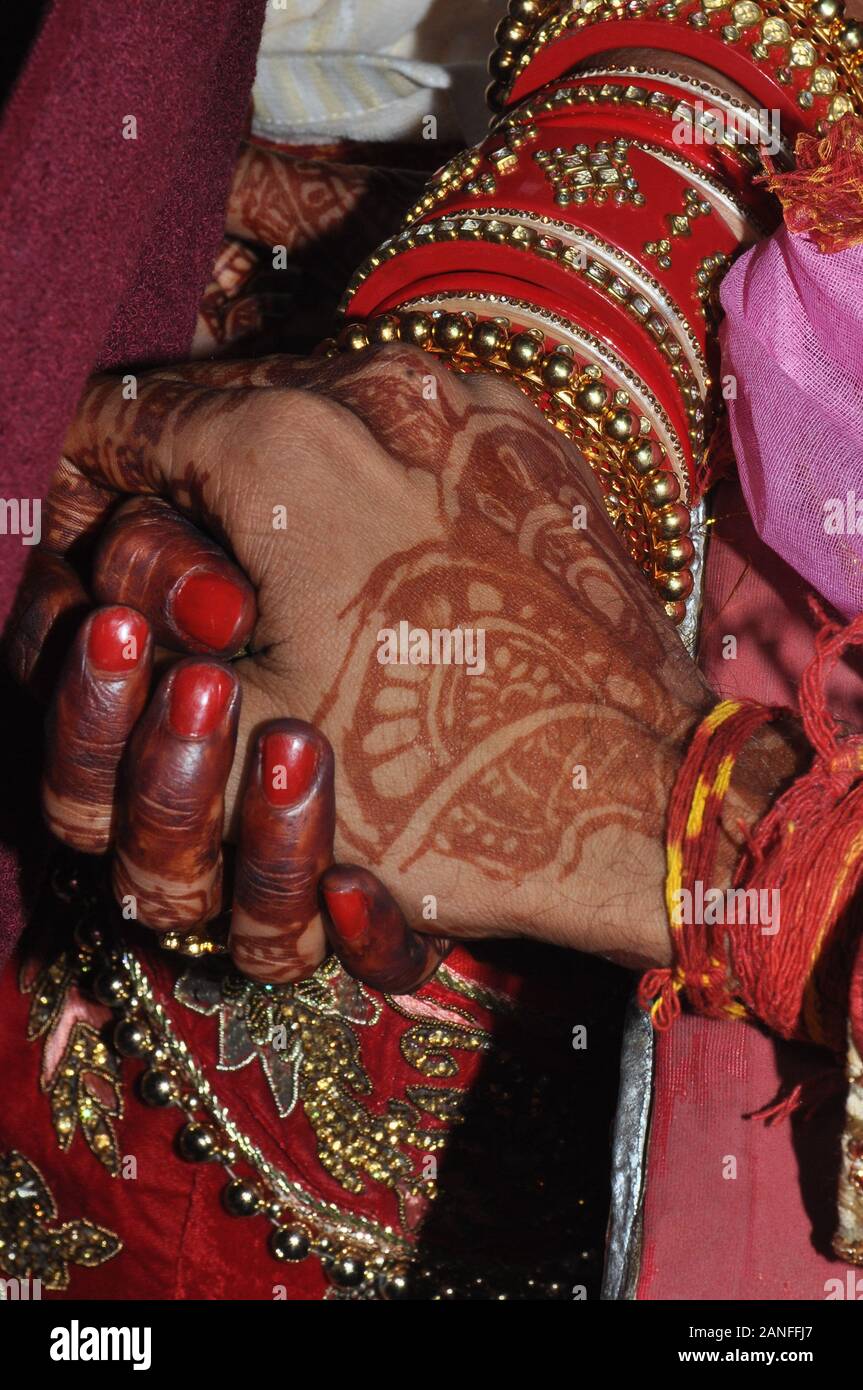 Hands of bride and groom in Indian wedding Stock Photo - Alamy