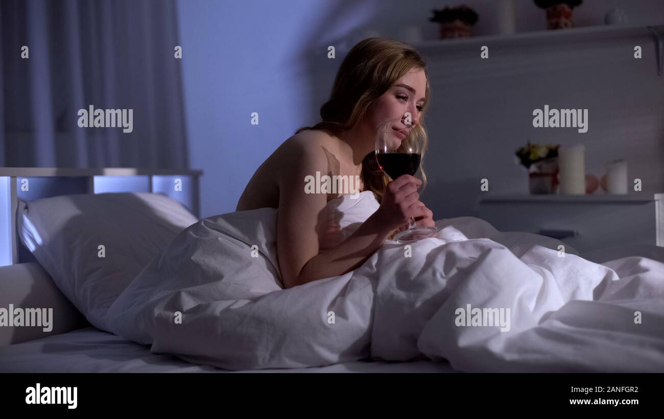 Red wine woman crying hi-res stock photography and images - Alamy