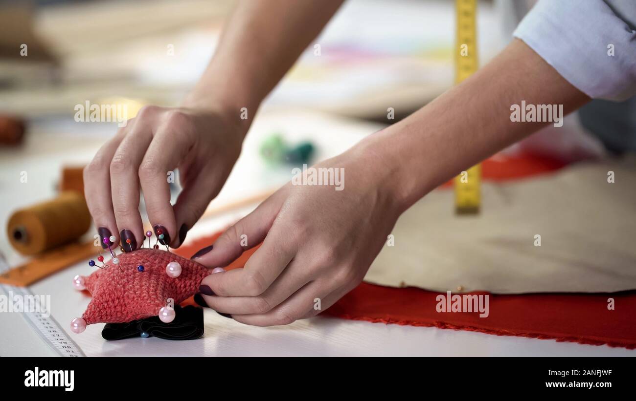 Cutting and pinning fabric hi-res stock photography and images - Alamy
