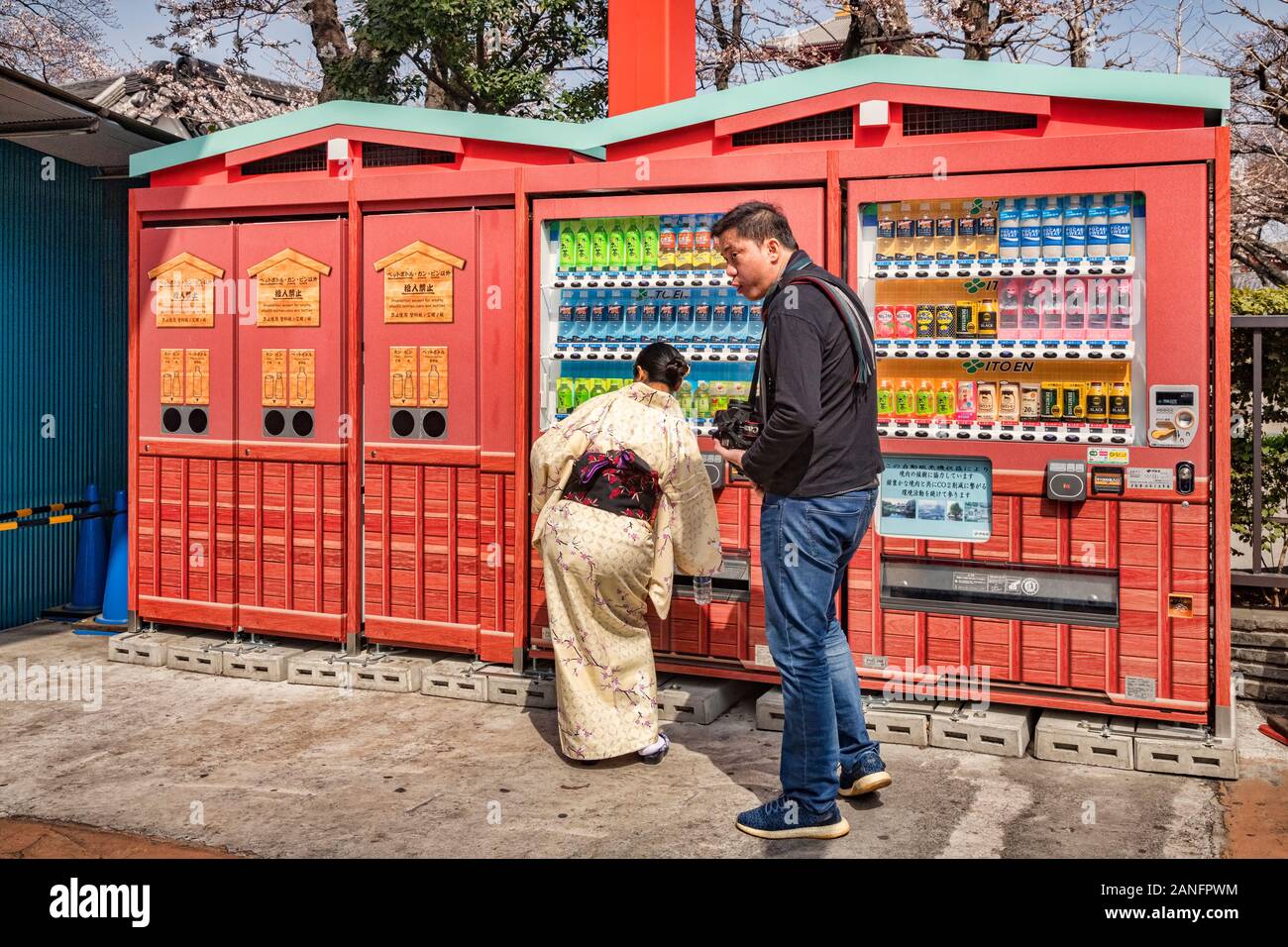 25 March 2019: Tokyo,Japan - Hot and cold drink vending machines and ...