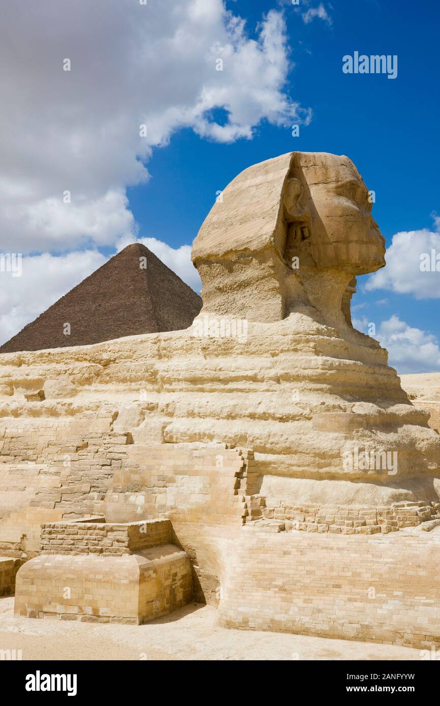 Great Sphinx and Great Pyramid Khufu, Pyramid of Khufu, in sandy desert ...