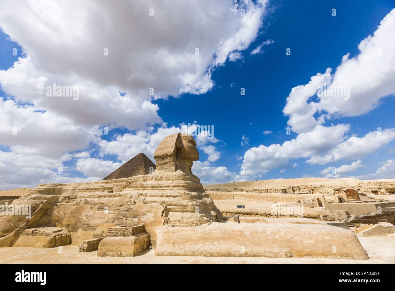 Great Sphinx and Great Pyramid Khufu, Pyramid of Khufu, in sandy desert ...