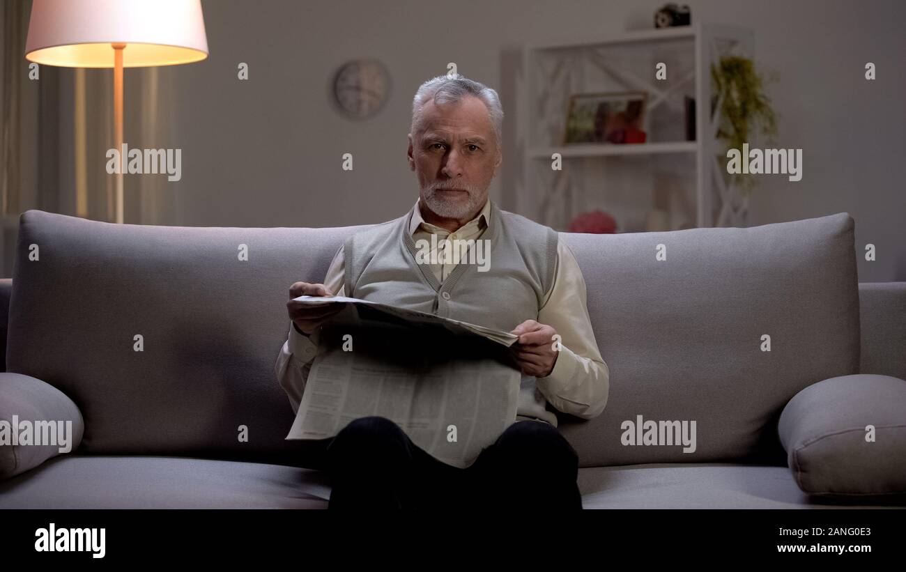 Old man reading newspaper hi-res stock photography and images - Alamy