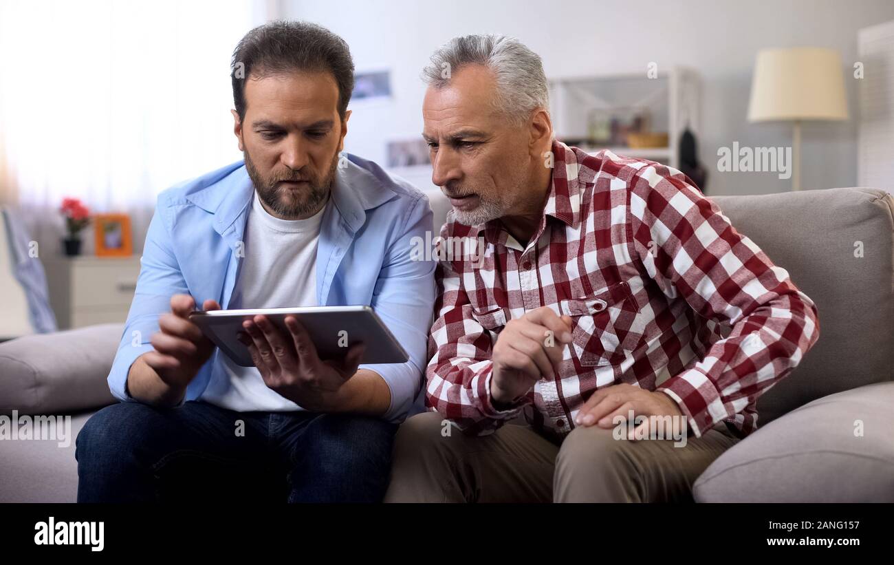 Watching tutorial hi-res stock photography and images - Alamy