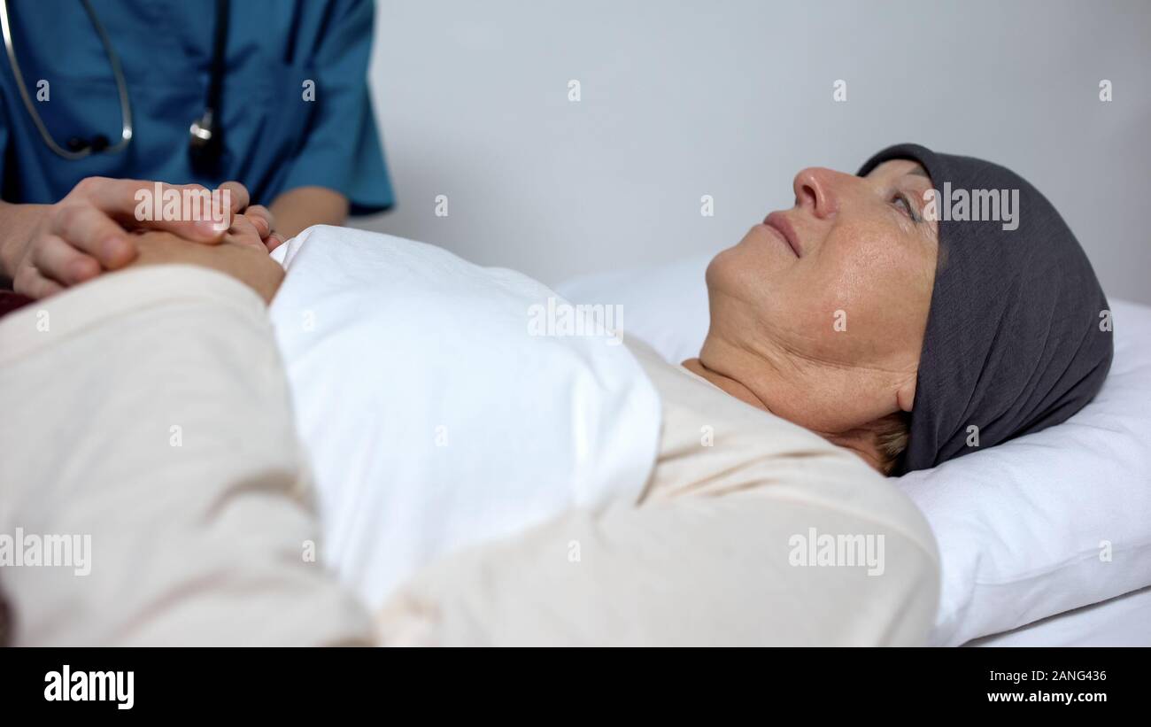 Hospice nurse patient holding hands hi-res stock photography and images ...