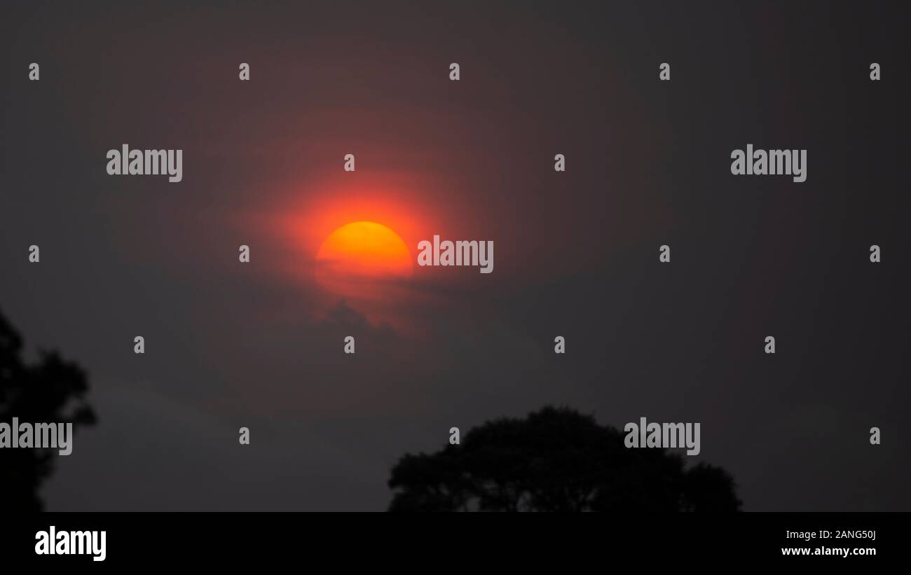 Auckland red sunset with smoky clouds from Australia bushfire Stock ...