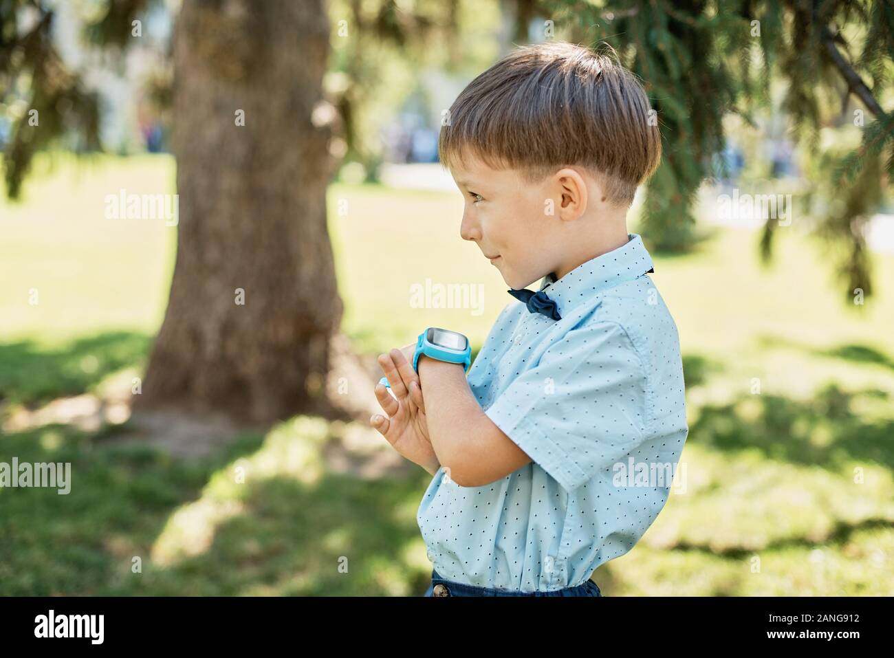 Smartwatch headphones child hi-res stock photography and images - Alamy