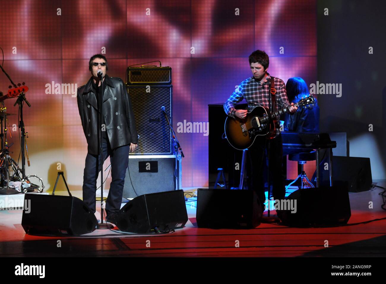 Brothers liam noel gallagher band hi-res stock photography and images ...
