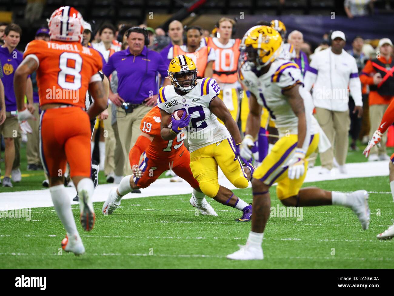 LSU Tigers running back Clyde Edwards-Helaire (22) runs for yardage ...
