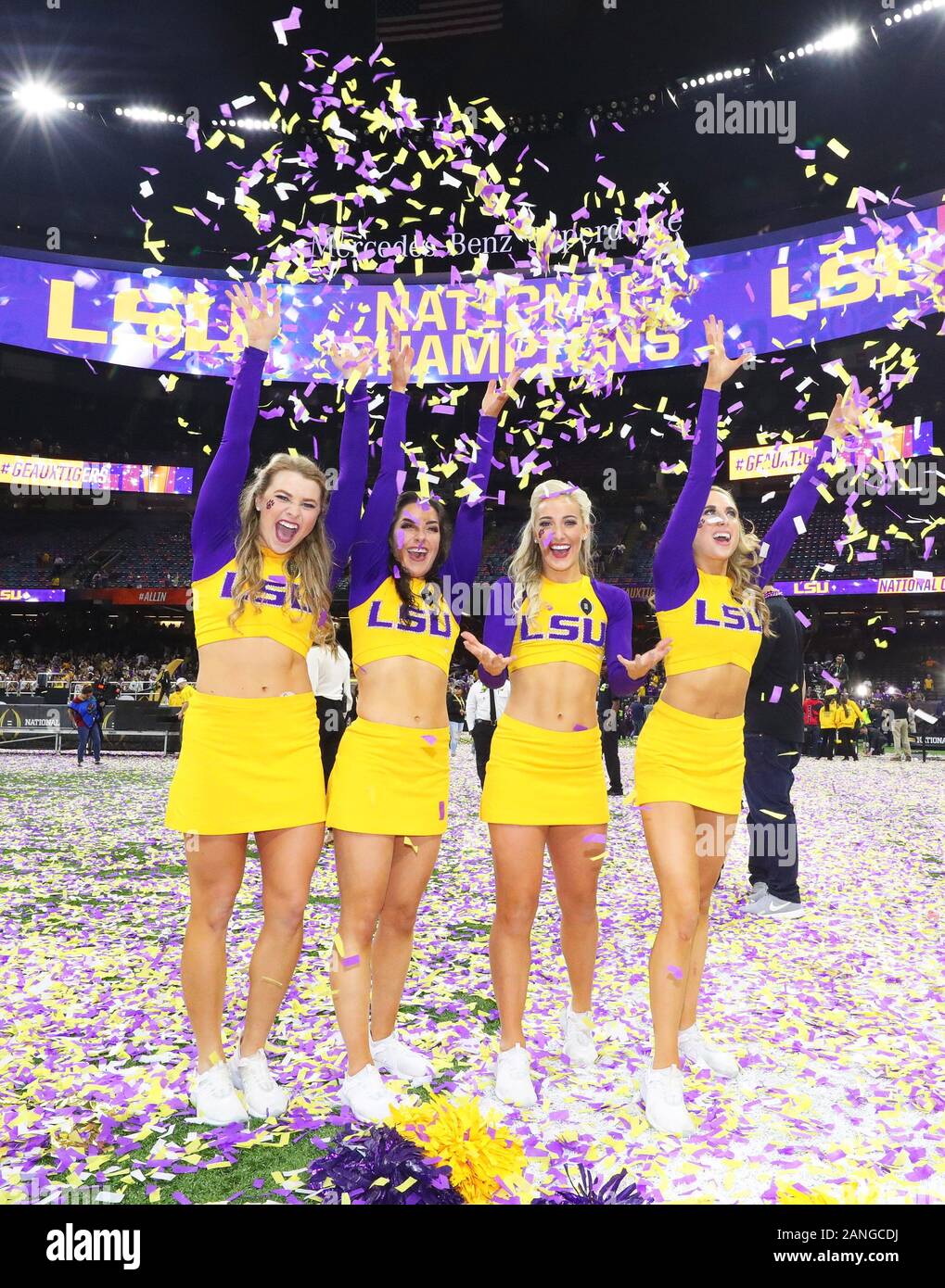 Cheerleaders college football hi-res stock photography and images - Alamy