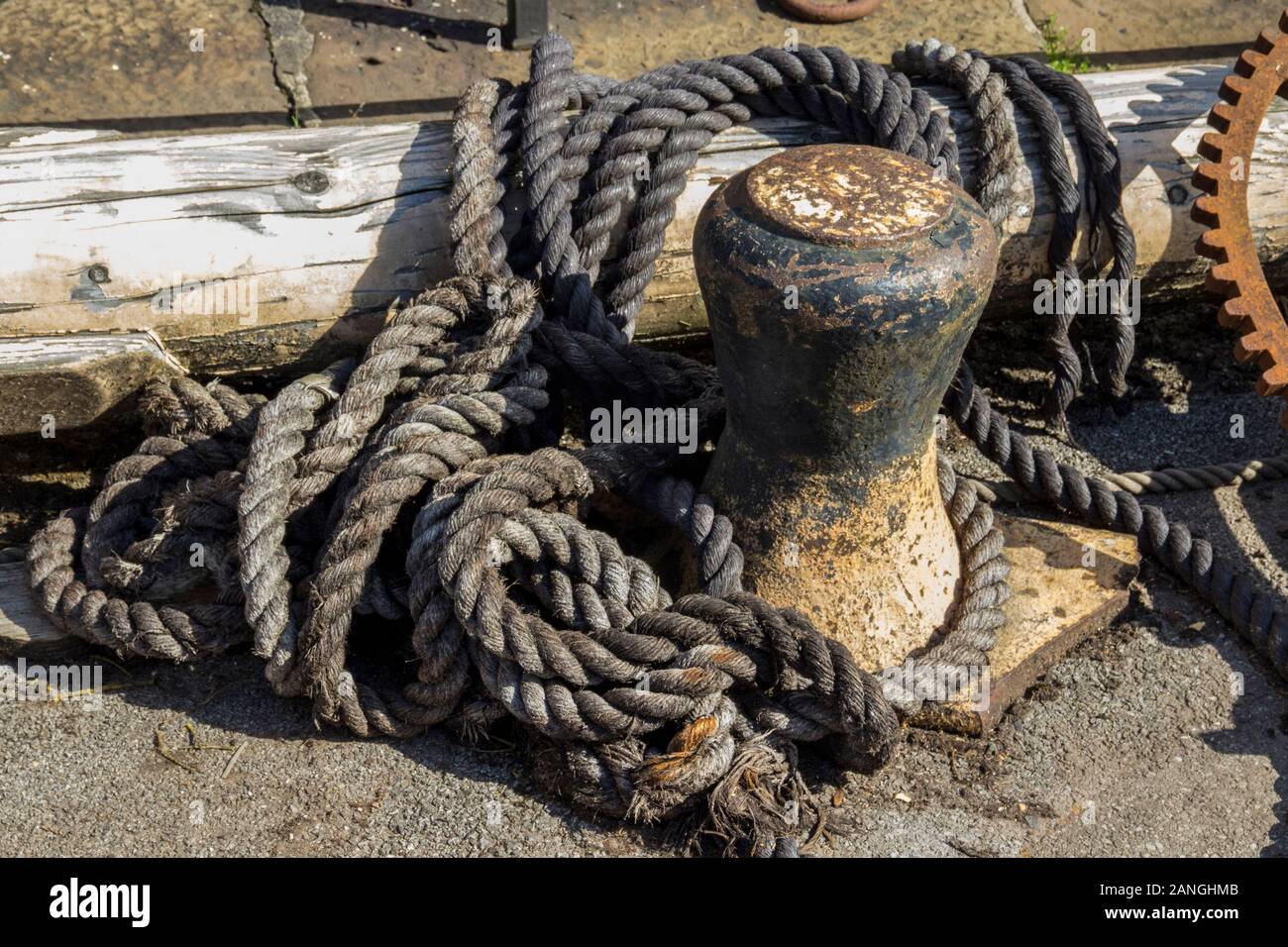 Broken mooring rope hi-res stock photography and images - Alamy