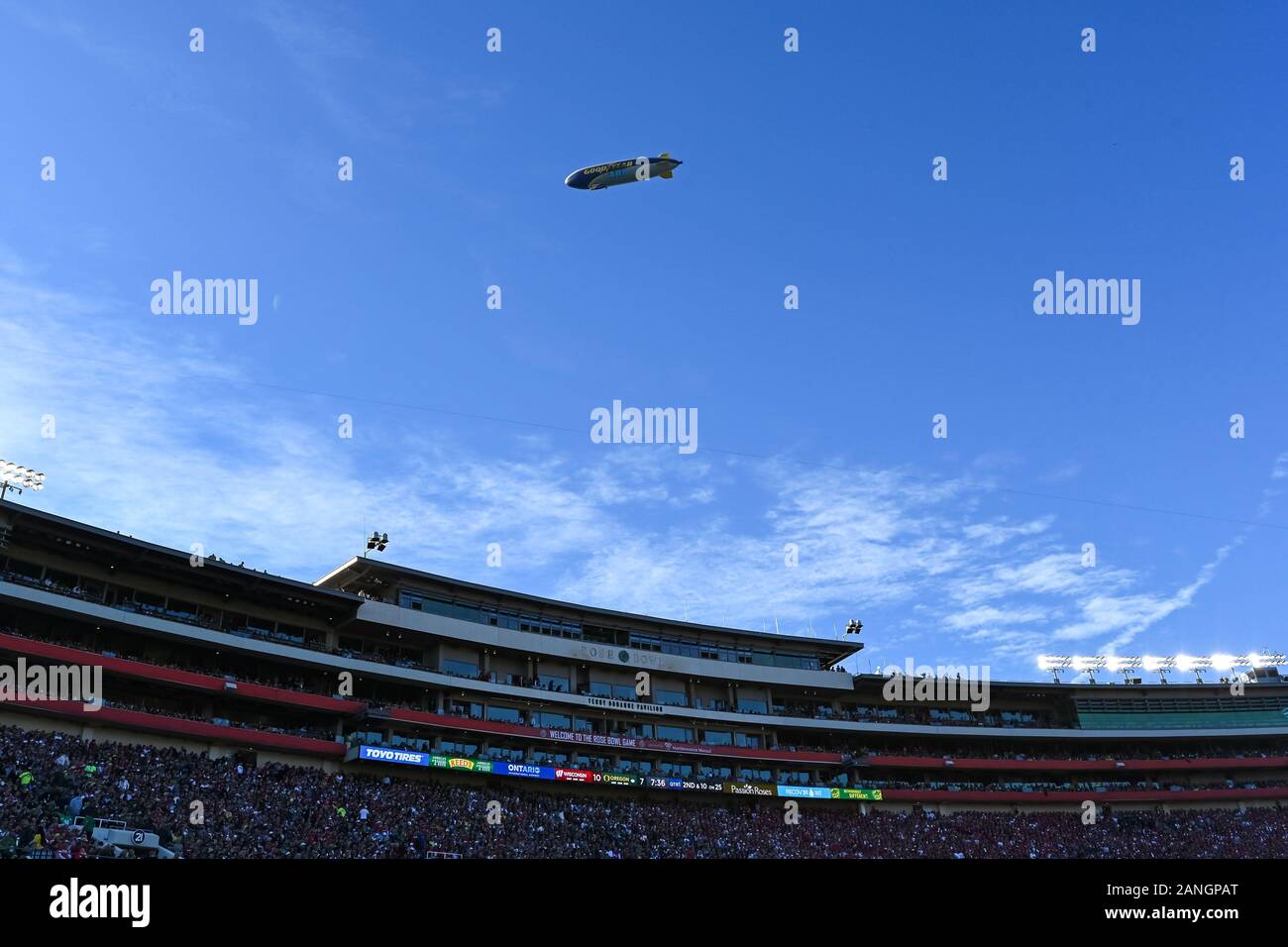 Blimp stadium hi-res stock photography and images - Alamy