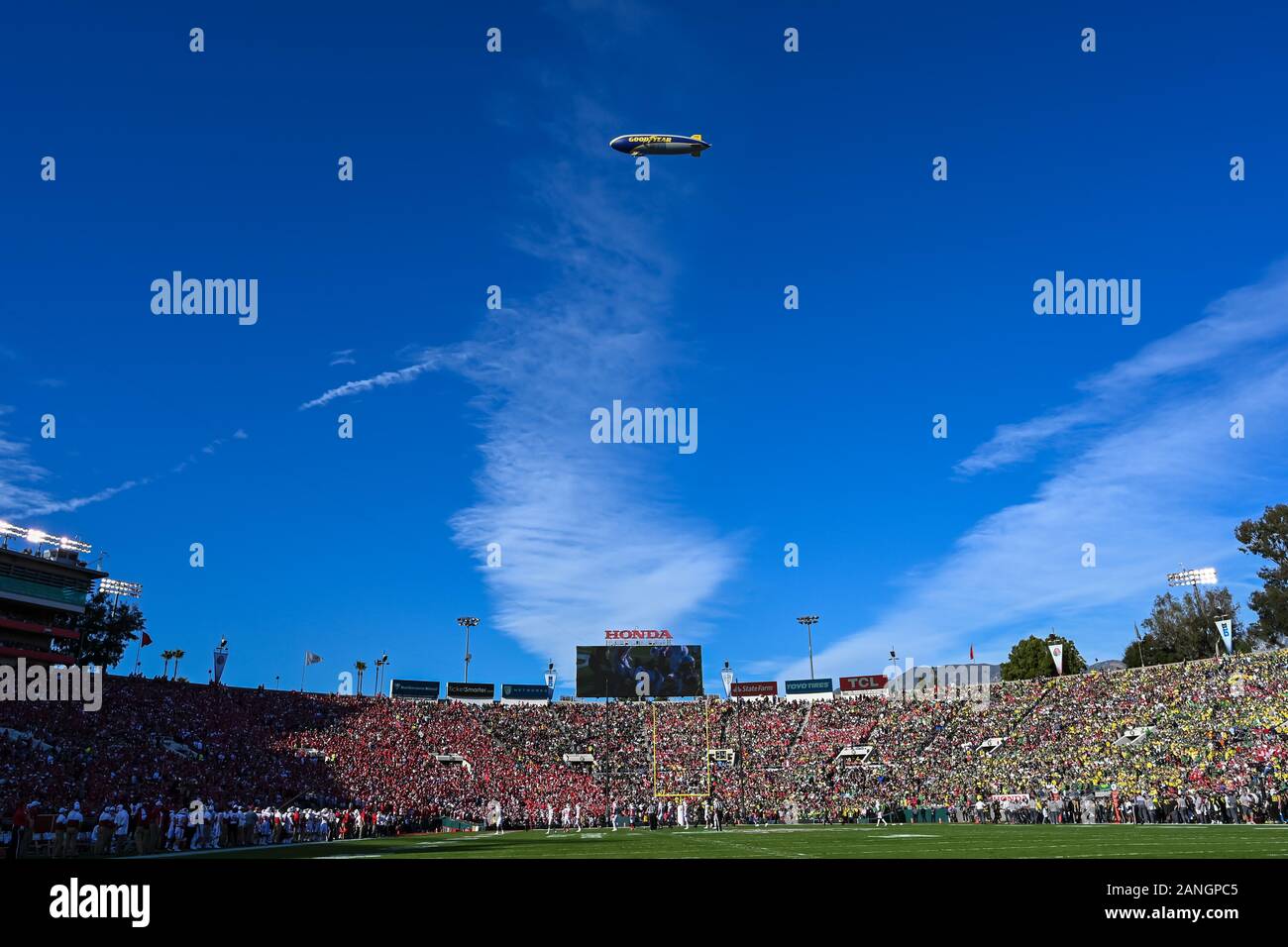 Blimp stadium hi-res stock photography and images - Alamy