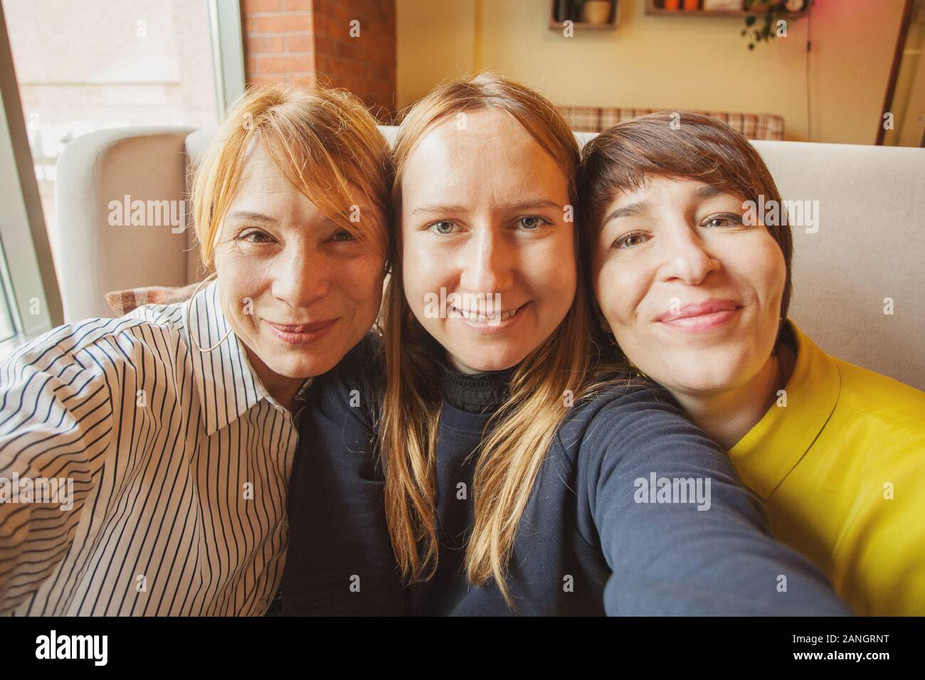 Three women take selfie hi-res stock photography and images - Alamy