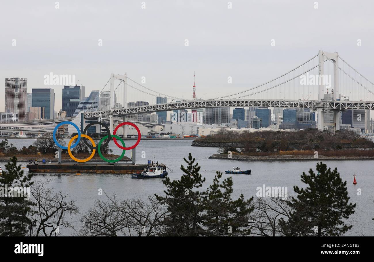 (200117) -- TOKYO, Jan. 17, 2020 (Xinhua) -- A large size Olympic ...