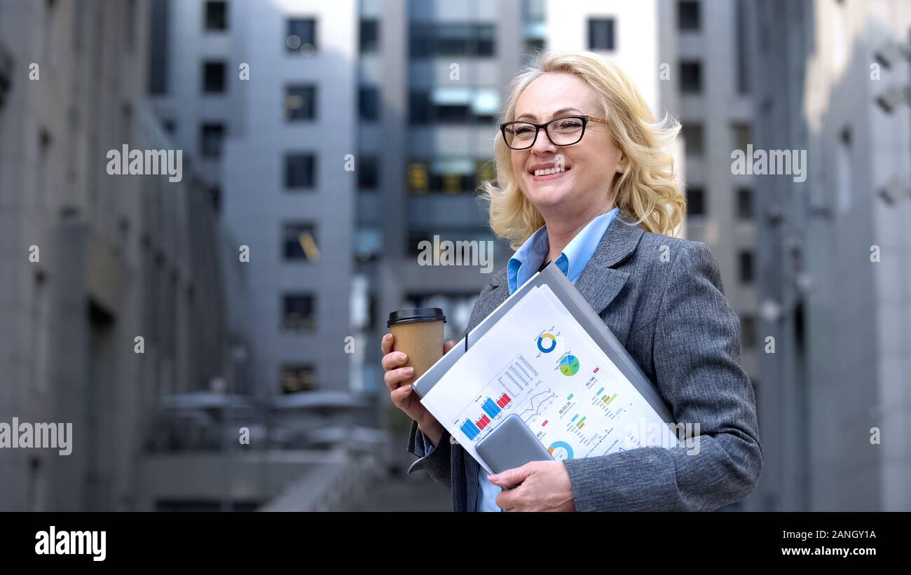 Senior boss working paper hi-res stock photography and images - Alamy