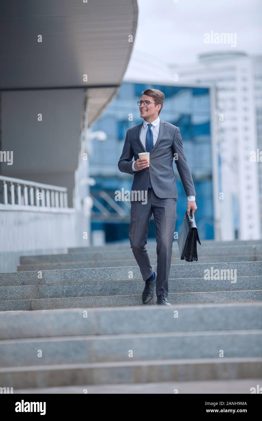 business man walking down the street of a big city Stock Photo - Alamy