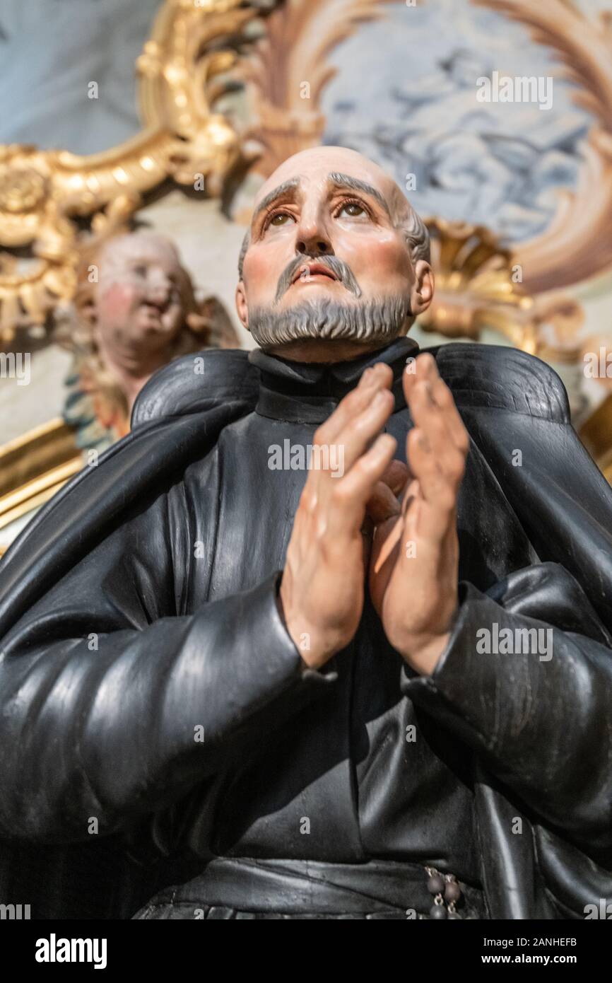 Catholic saint sculpture with praying hands hi-res stock photography ...