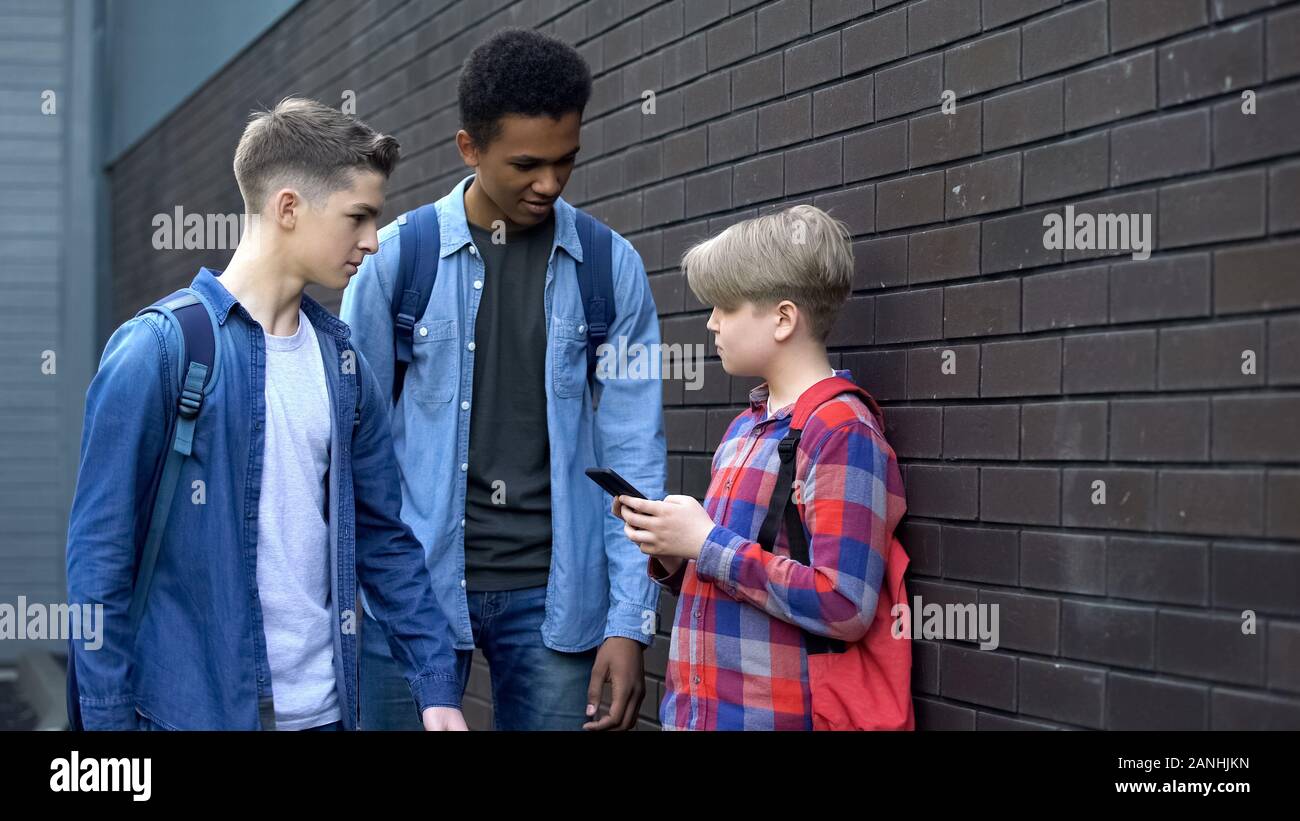 School children bullying phone hi-res stock photography and images - Alamy