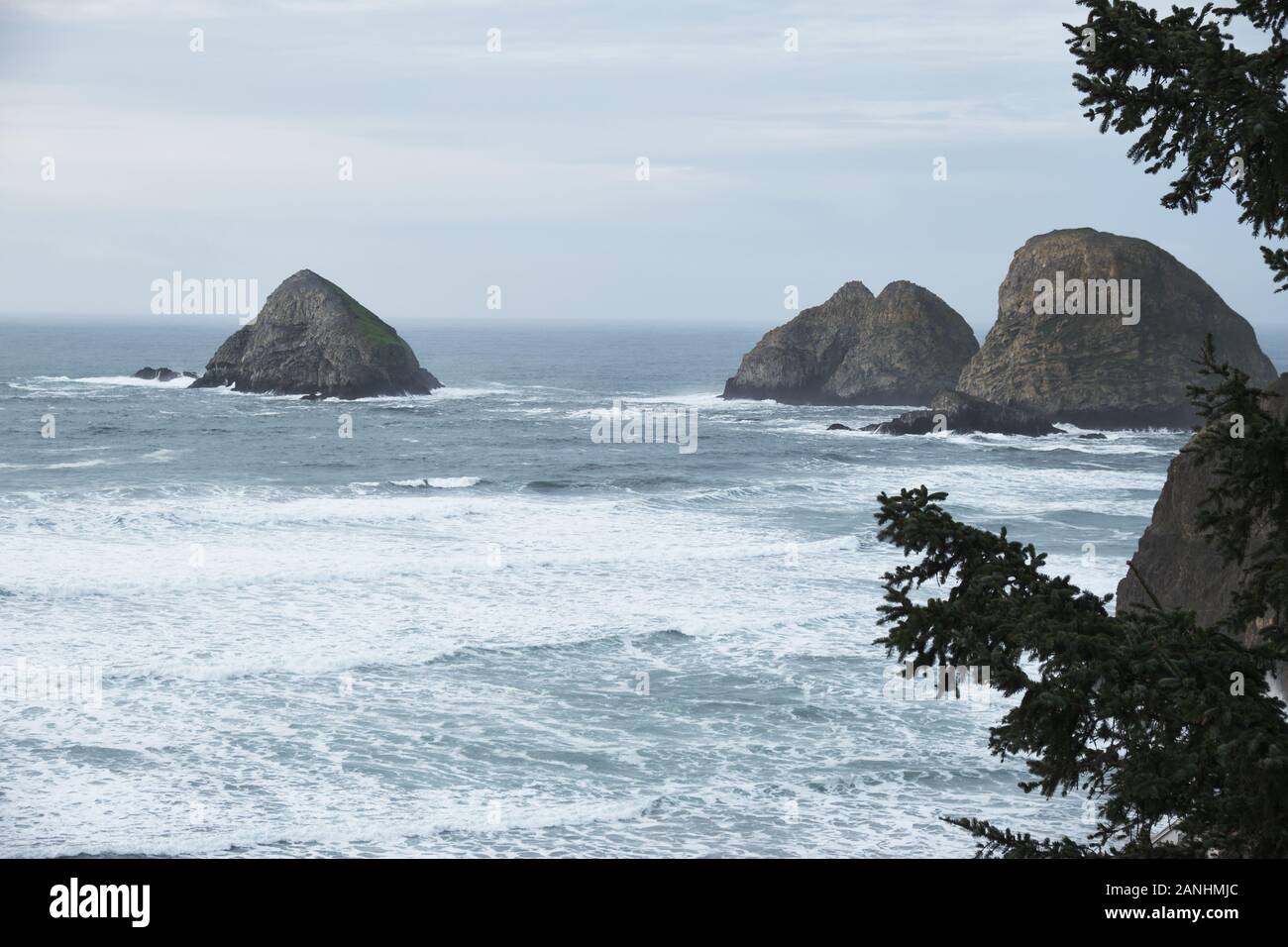 Winter waves on the Oregon coast Stock Photo - Alamy