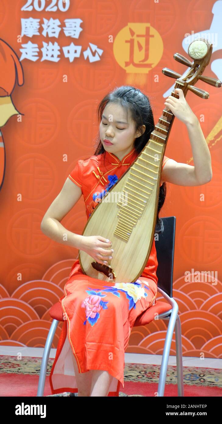 (200117) -- RABAT, Jan. 17, 2020 (Xinhua) -- An artist from Chengdu ...