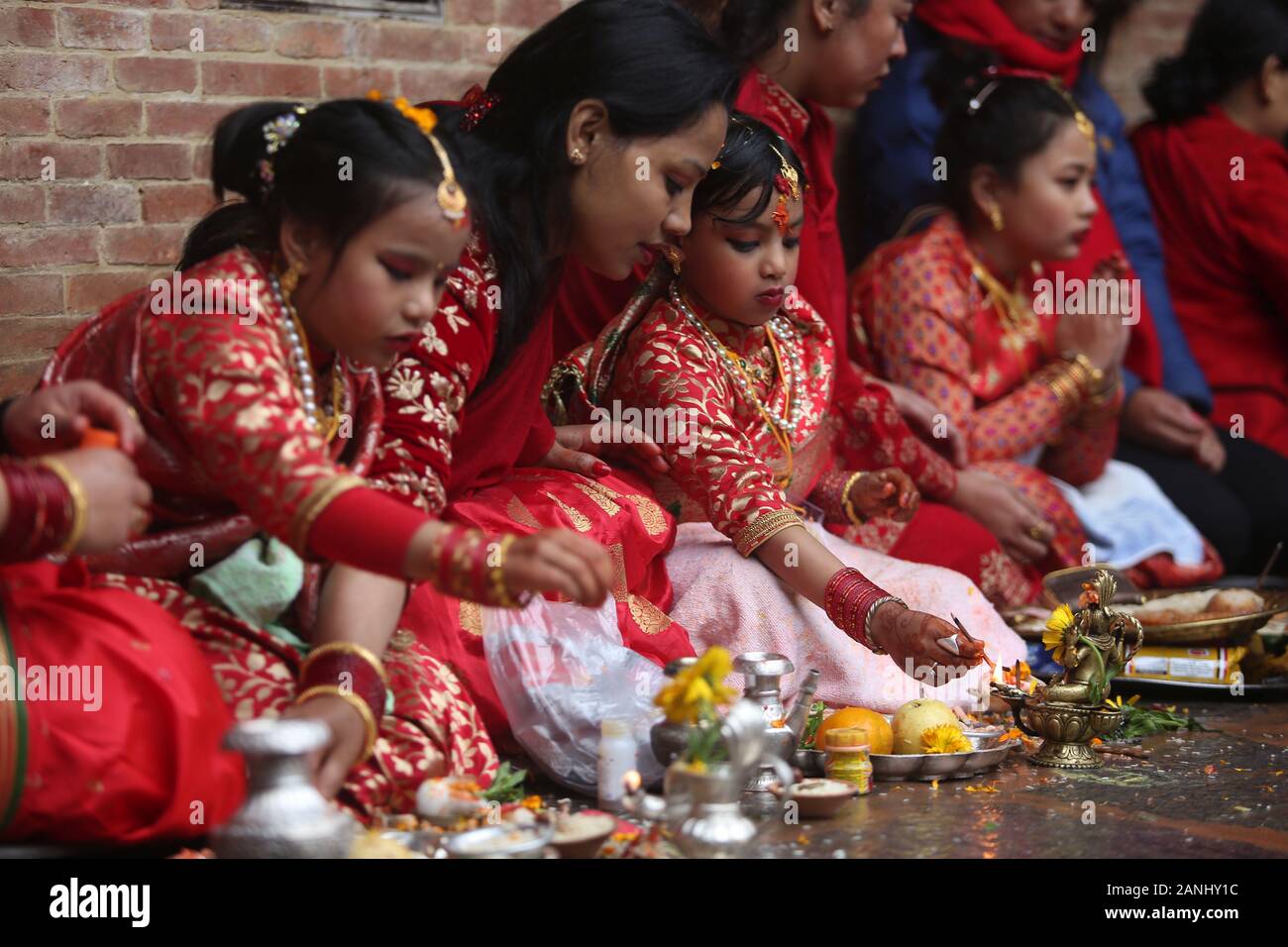 (200117) -- KATHMANDU, Jan. 17, 2020 (Xinhua) -- Girls from Newar ...