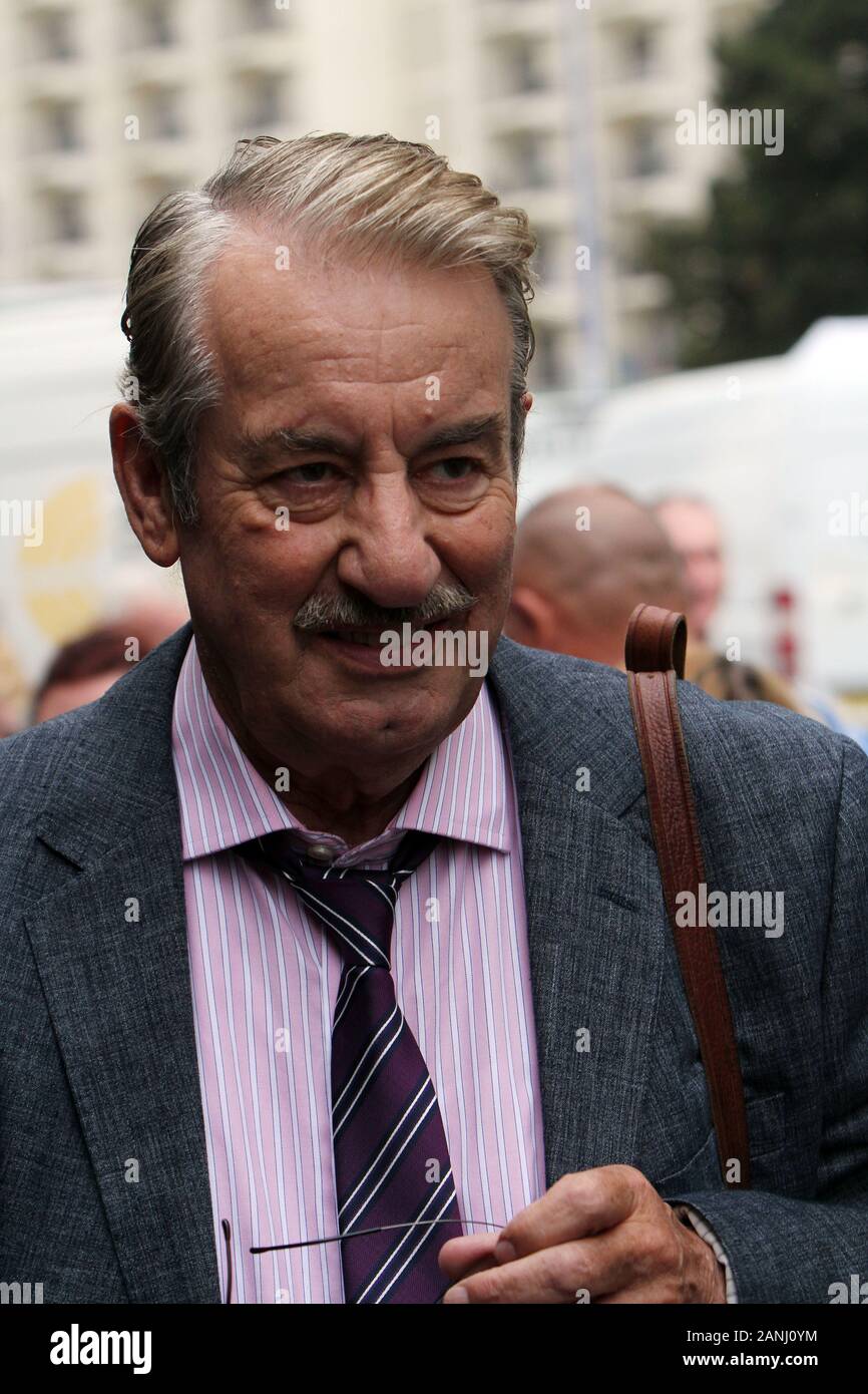 Familiar face hi-res stock photography and images - Alamy