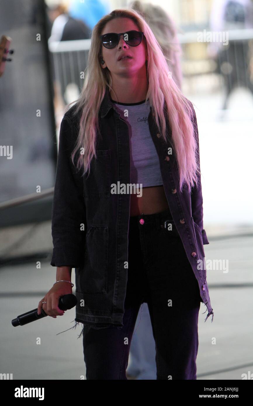 Singer louisa johnson hi-res stock photography and images - Alamy