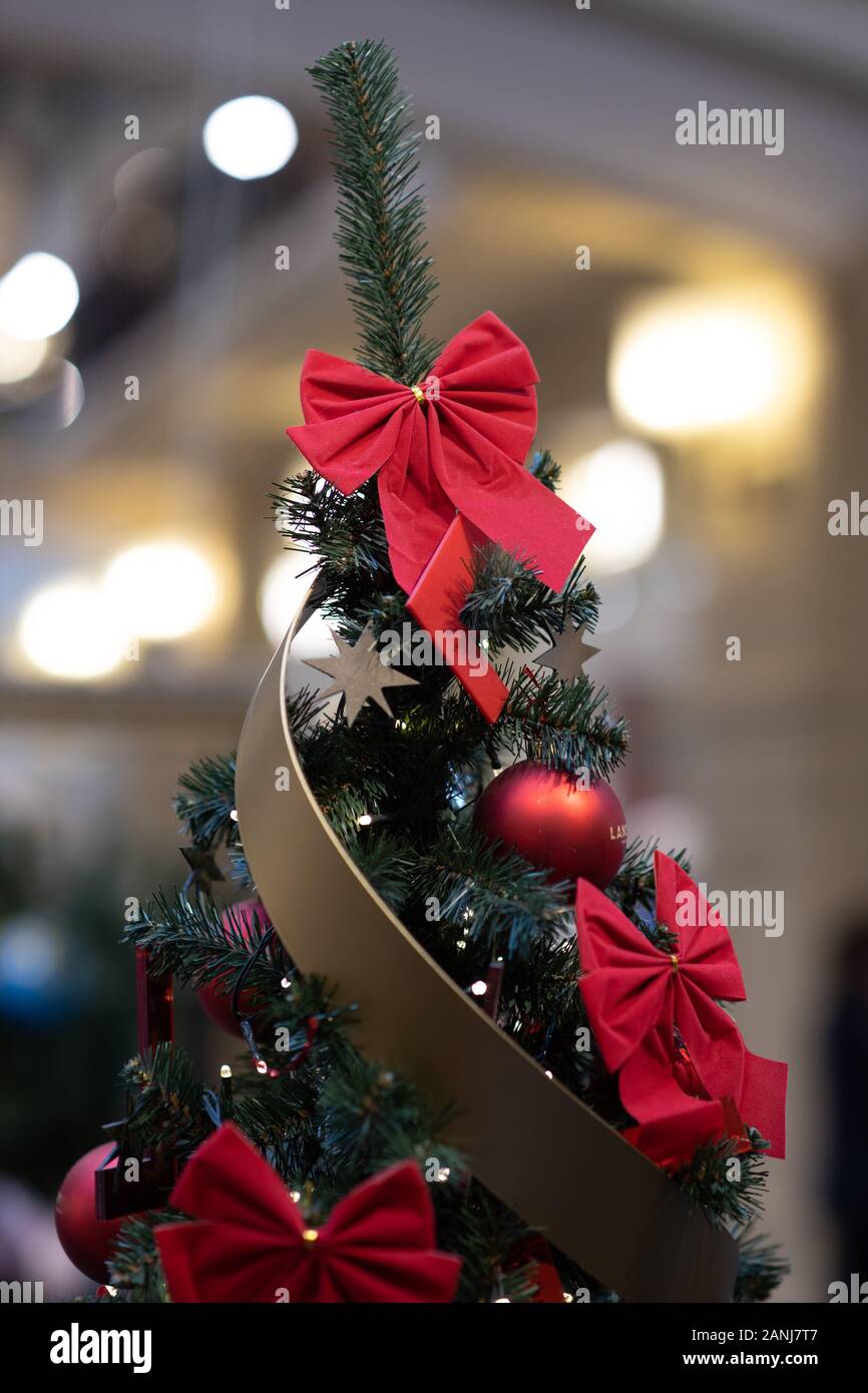 Christmas tree decoration red bows Stock Photo - Alamy