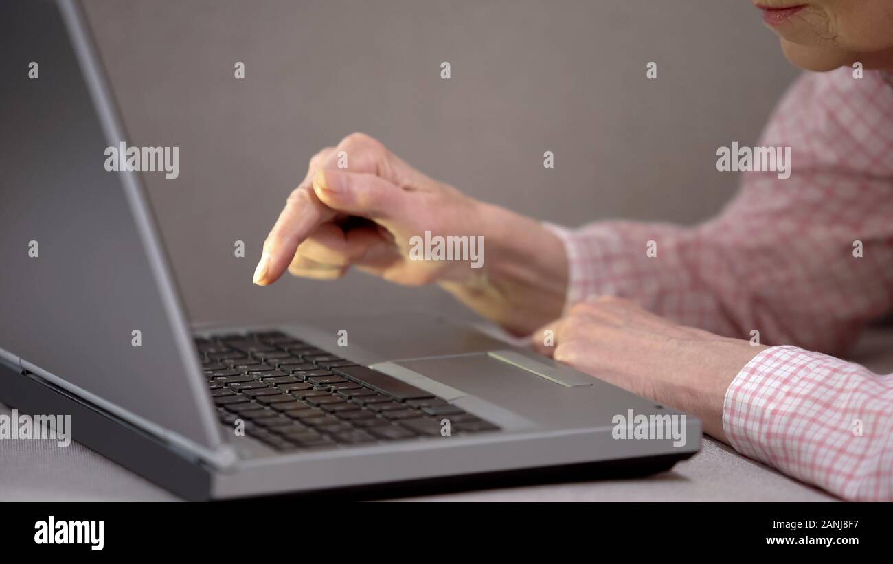 Elderly old lady typing text hi-res stock photography and images - Alamy