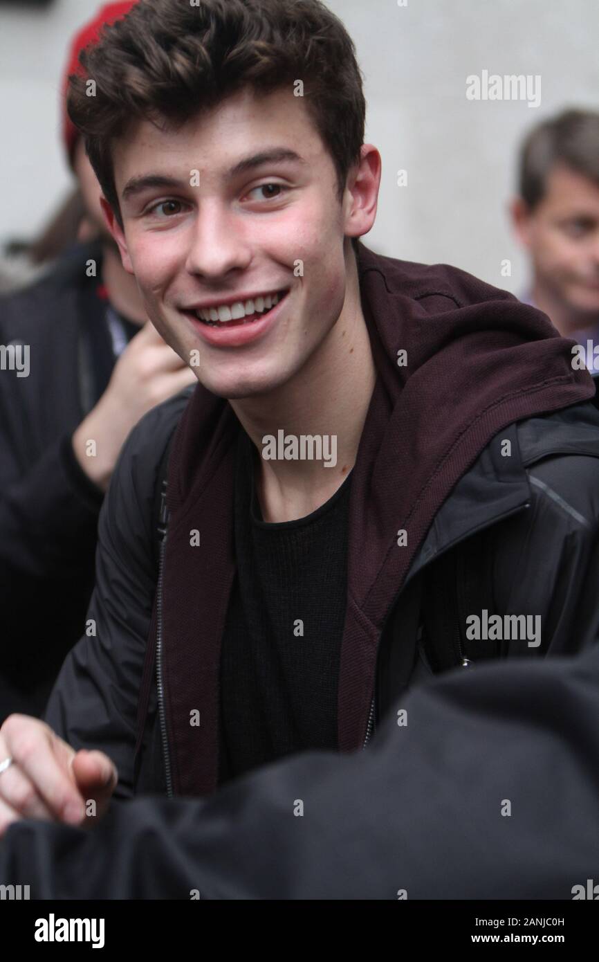 Canadian singer shawn mendes hi-res stock photography and images - Alamy