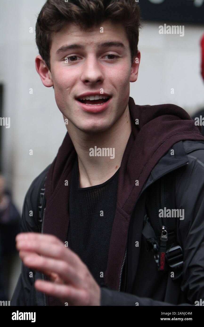 Canadian singer shawn mendes hi-res stock photography and images - Alamy