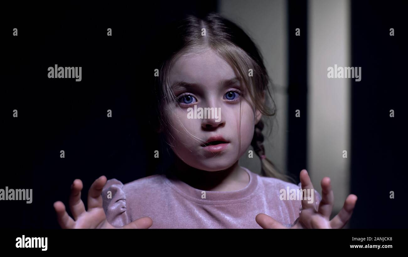 Child frightened lost hi-res stock photography and images - Alamy