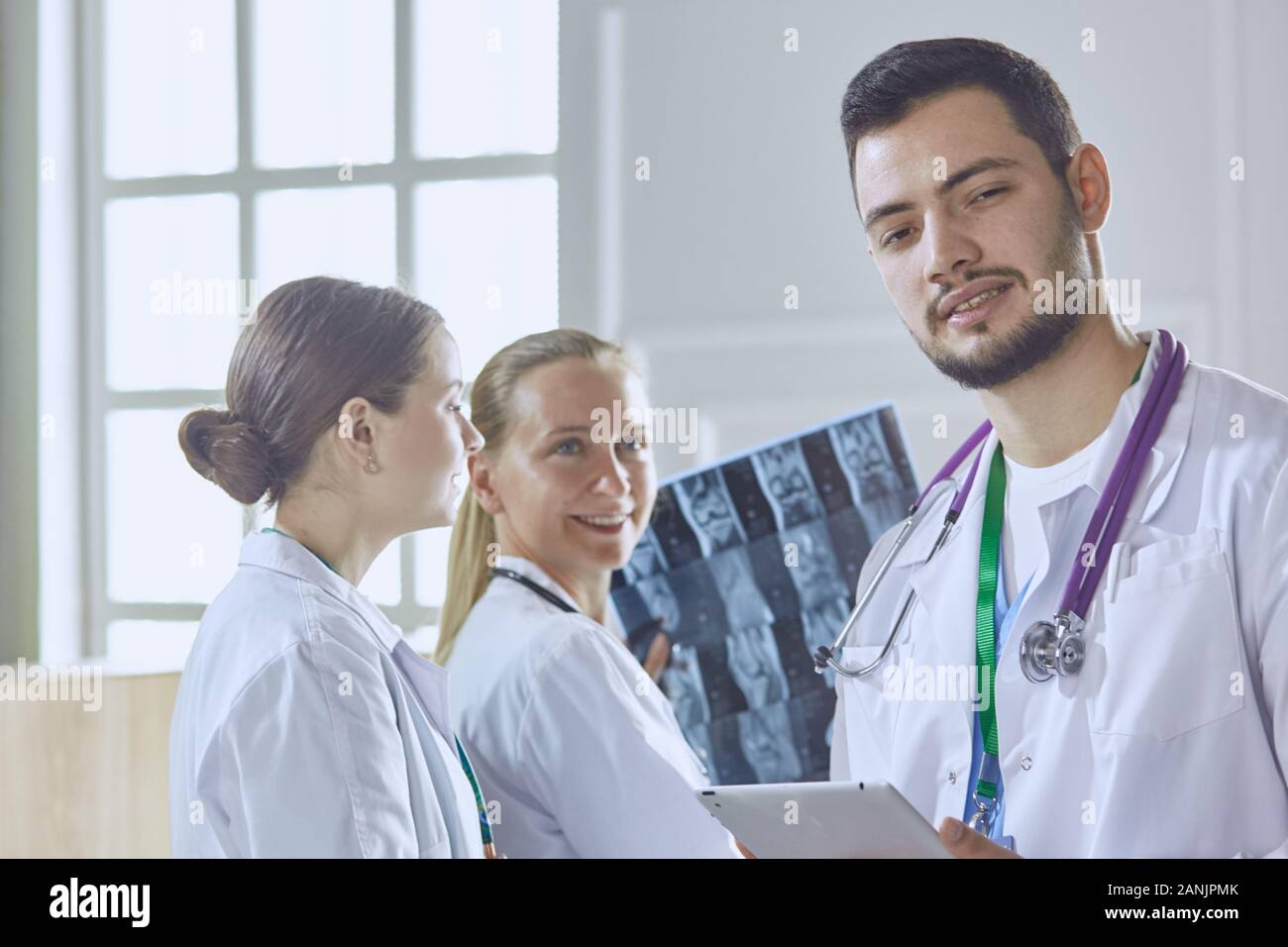 Team of doctors watching x-ray image in a hospital Stock Photo - Alamy