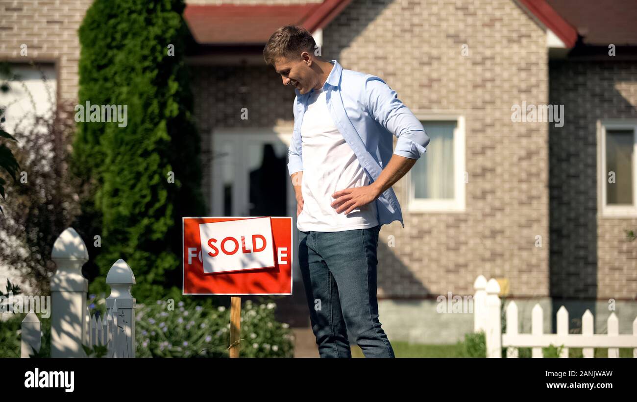 True value sign hi-res stock photography and images - Alamy
