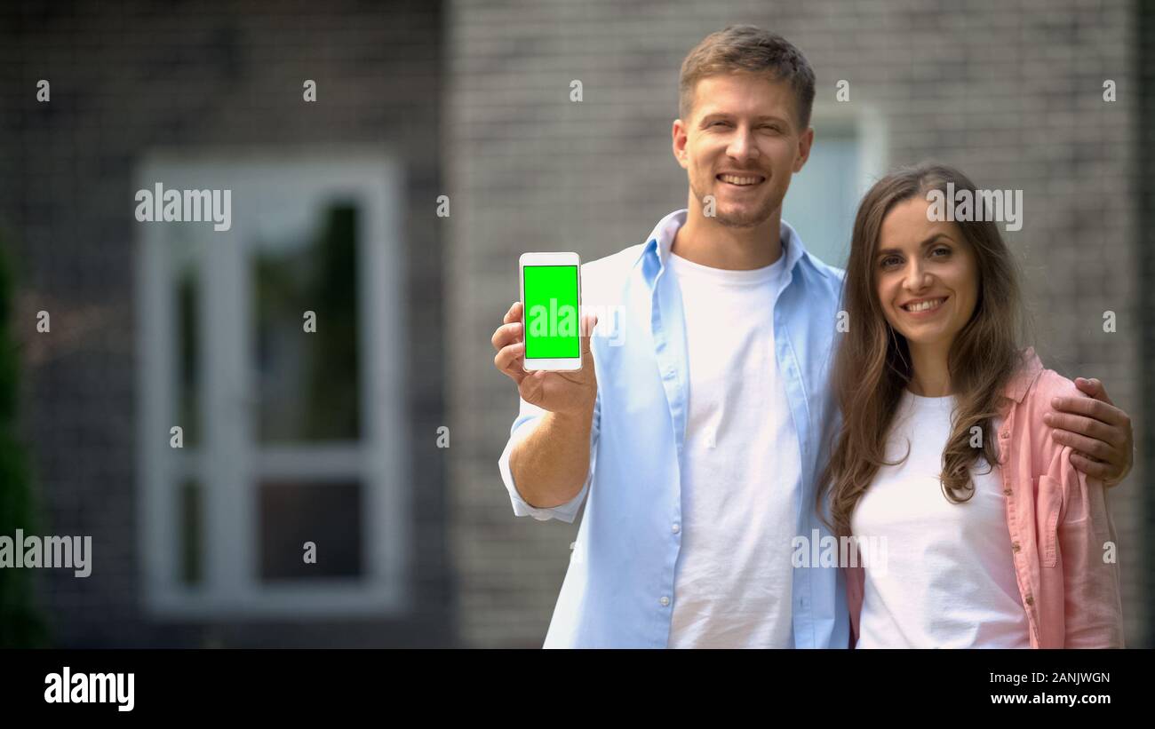 Couple green screen smartphone hi-res stock photography and images - Alamy