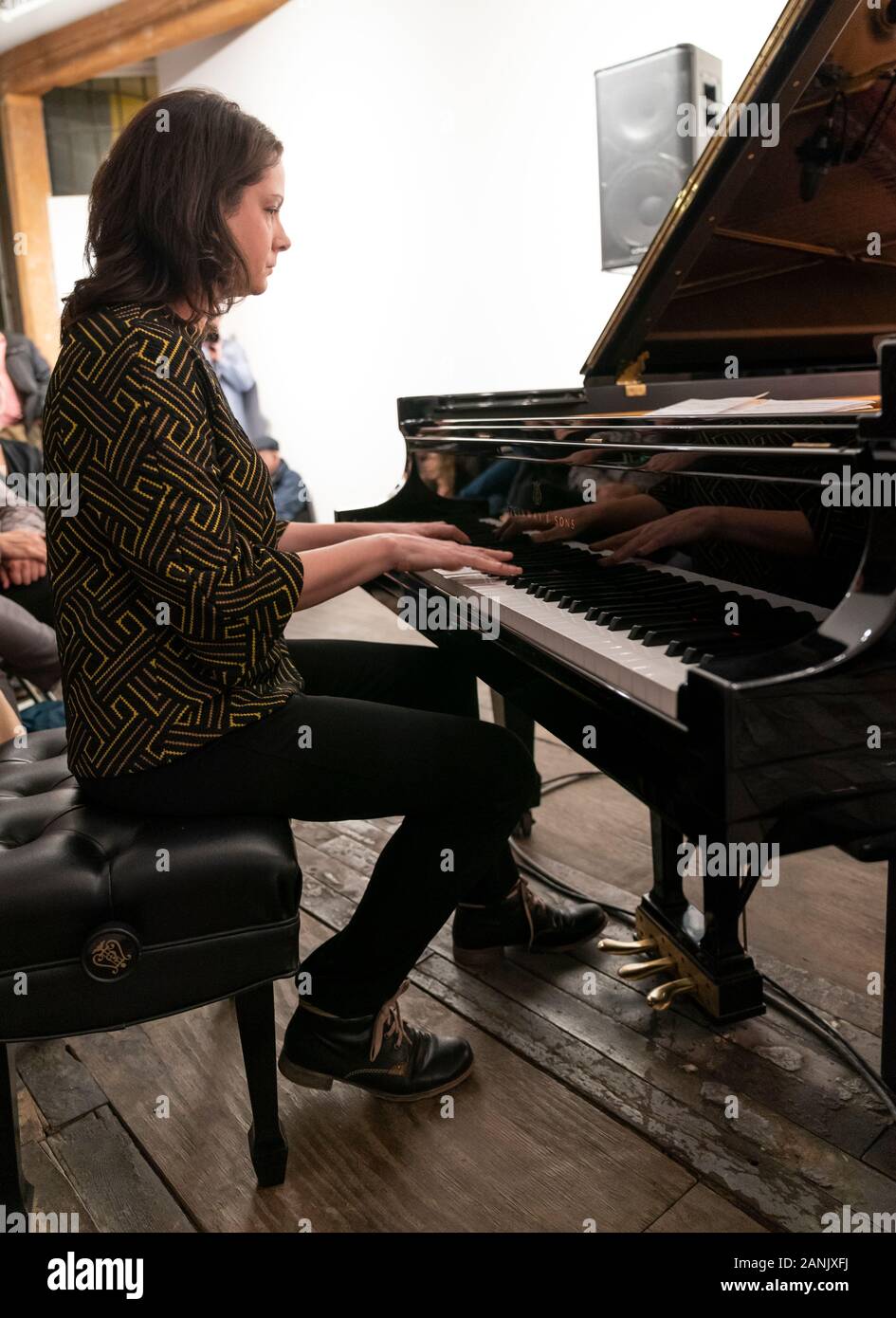 Kris davis hi-res stock photography and images - Alamy