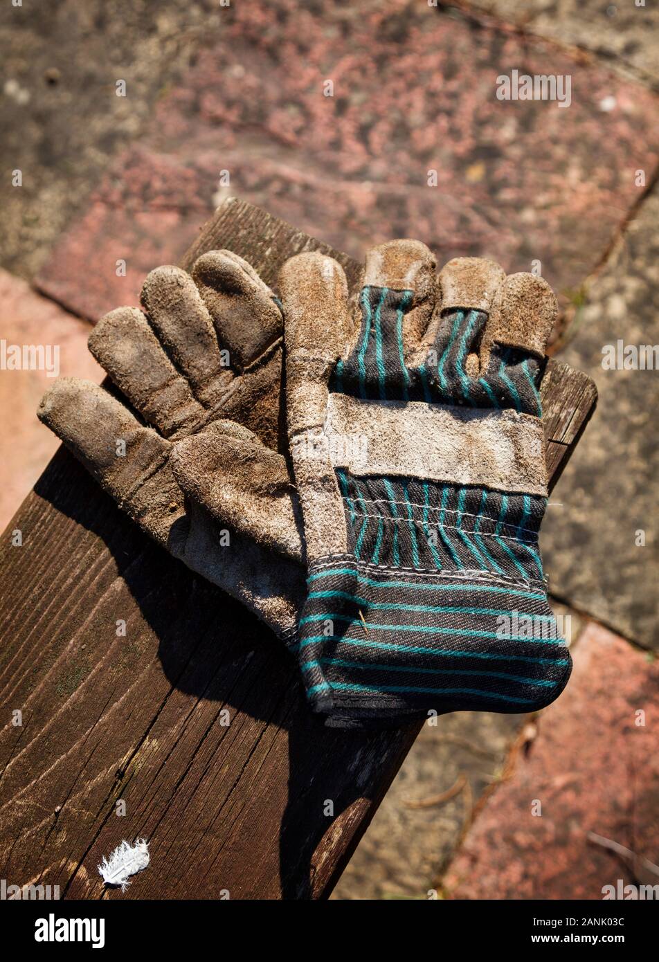 Work worn hands hi-res stock photography and images - Alamy